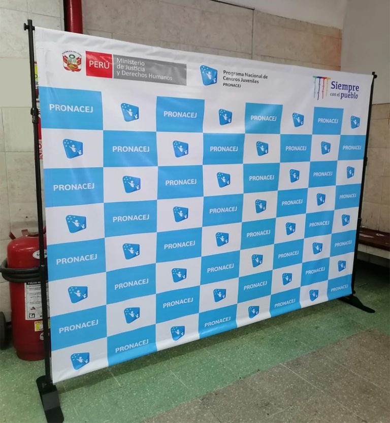 Roll screen Backing curvo modulos pvc - Display Publicitarios